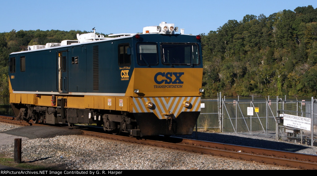 562 - Track Geometry car GMS-1 eastbound at the entrance to the Reusens Dam